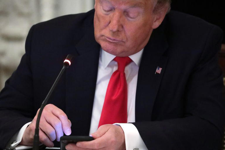 Trump appears to post private message on Truth Social in awkward early ...