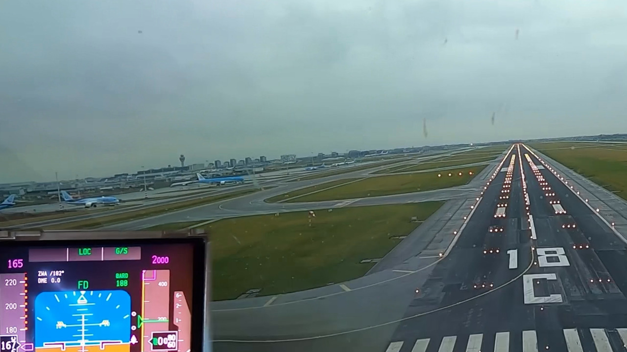Boeing 747 touches down in Amsterdam for Just Planes