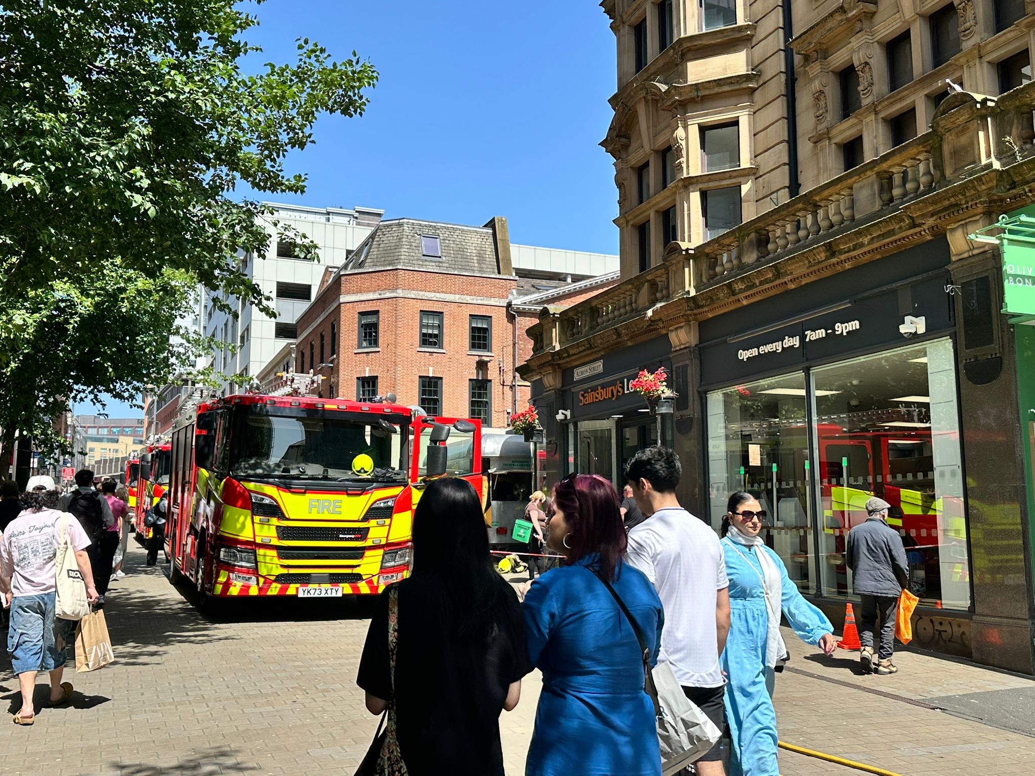 Three fire engines rush to busy Leeds city centre street as alarm heard ...