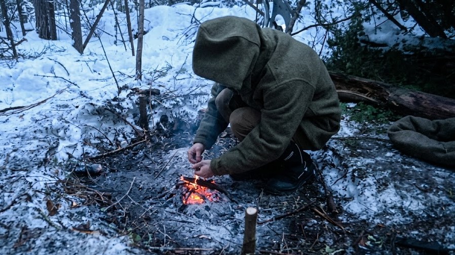 Watch how one man survives freezing winter nights with only 4 items