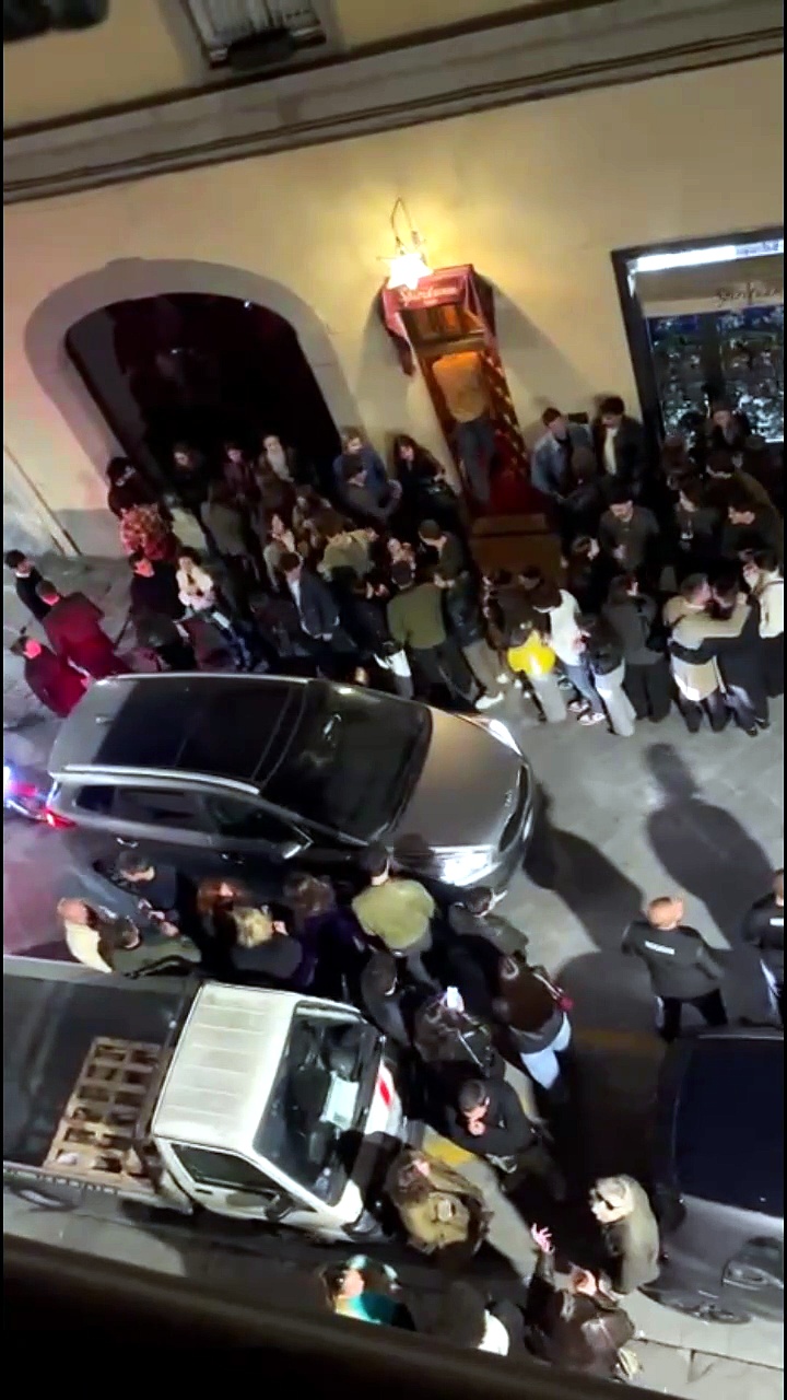 Auto in mezzo alla movida di Firenze, costrette a viaggiare allo slalom ...