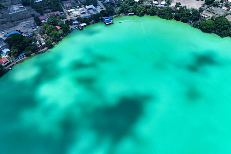 El cambio de color de una laguna en El Salvador causa inquietud y dicha ...