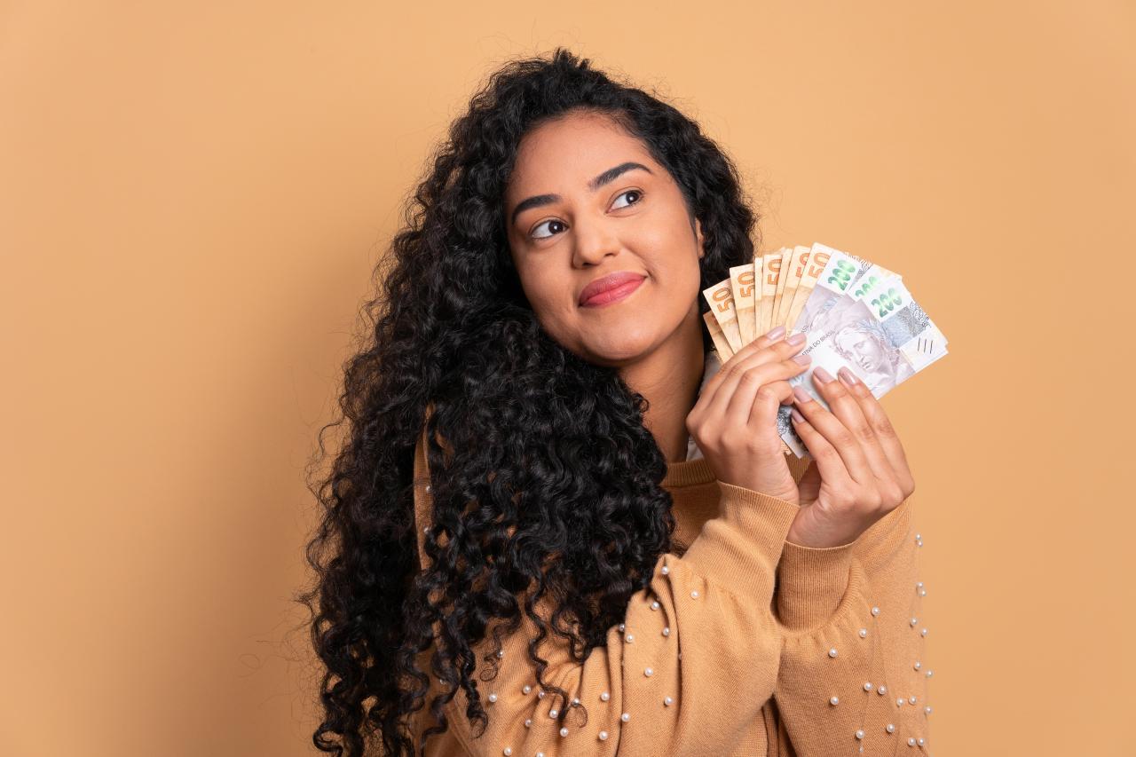 Ritual para atrair prosperidade e fechar o mês com dinheiro no bolso