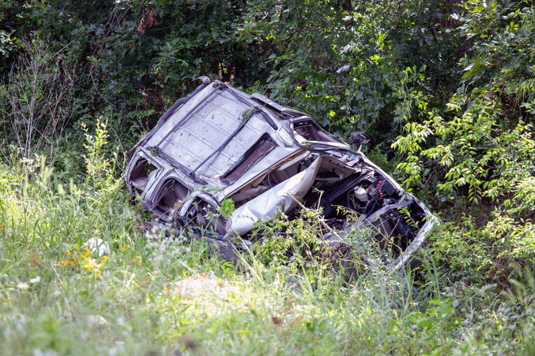 2 dead, 1 injured following single-vehicle wreck in Angelina County
