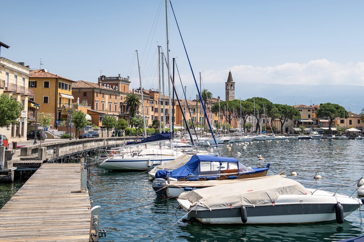 Drama im Italien-Urlaub: Deutsche Familie kentert mit Segelboot auf ...