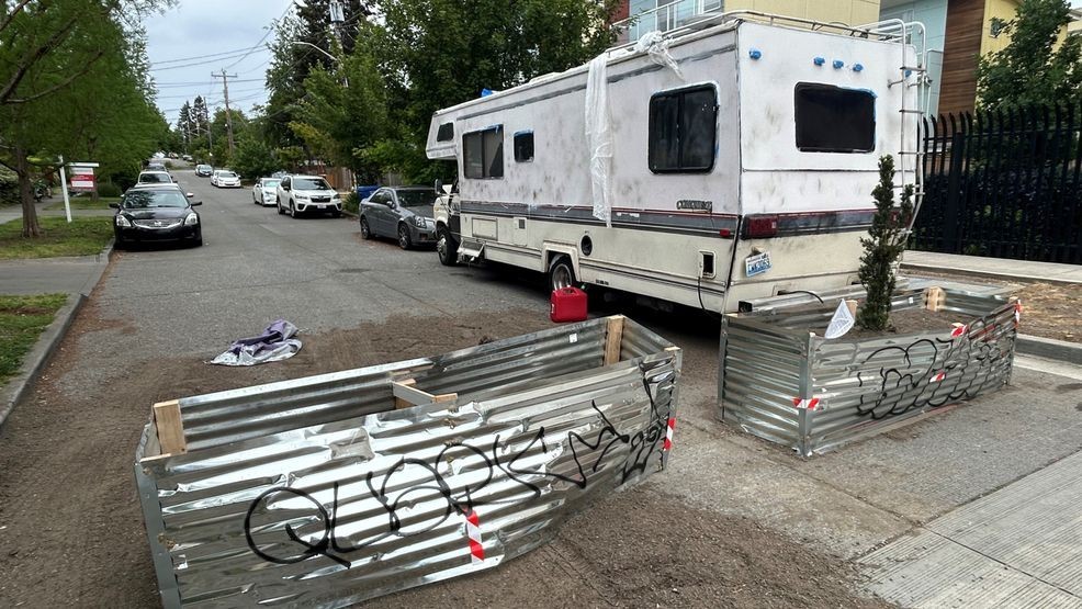 Frustrated residents build gun violence barricades on Seattle's Aurora ...