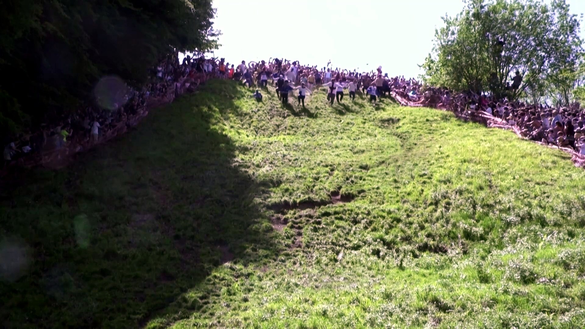 Regno Unito: la secolare corsa del formaggio a Brockworth attira folle ...