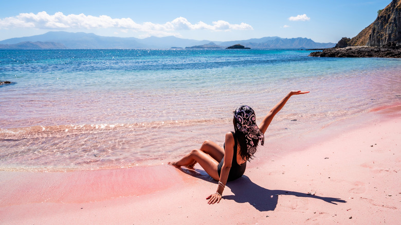 10 beaches where the sand color is the main attraction