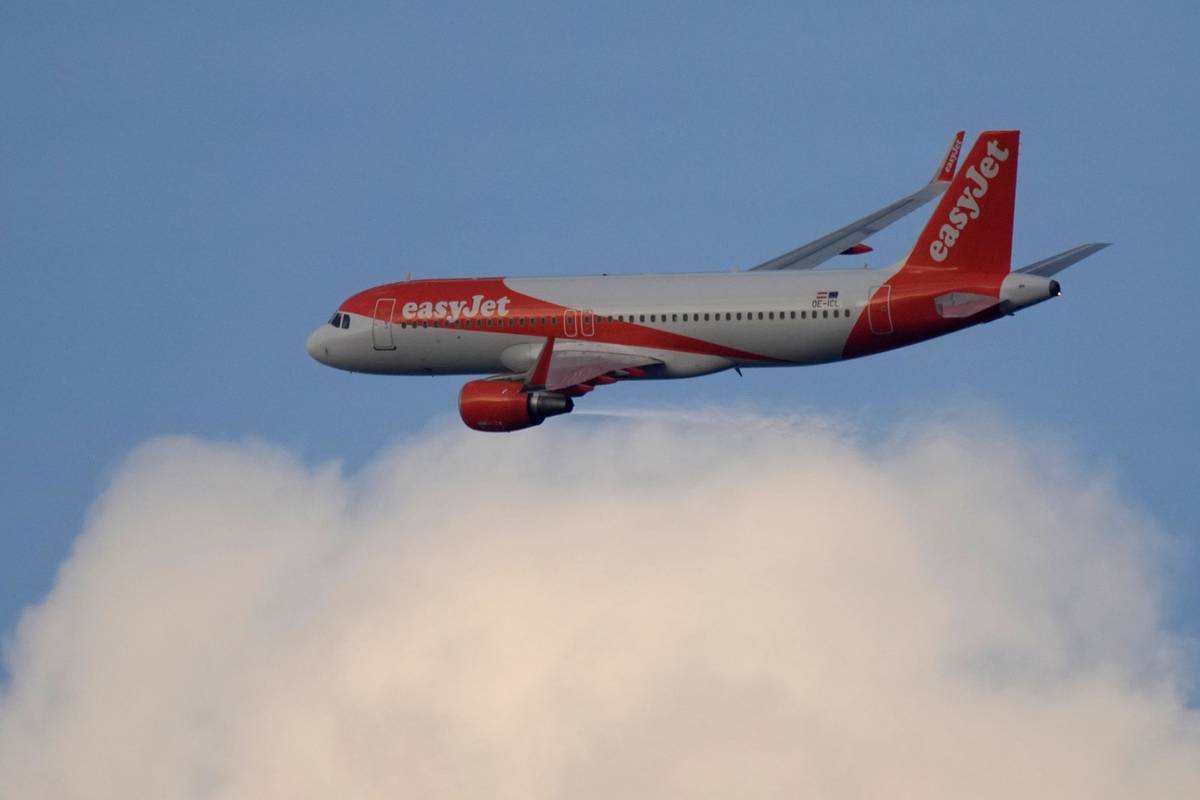Avião da EasyJet que seguia para Londres 'obrigado' a aterrar em Roma ...