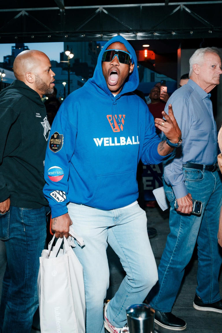 Stephon Marbury hypes up plane full of Knicks fans en route to Game 4