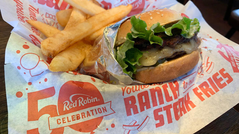 8 beloved restaurant chains that are closing locations in 2026