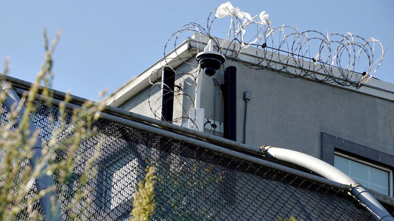 Anti-ICE protesters clash with agents outside New Jersey detention ...