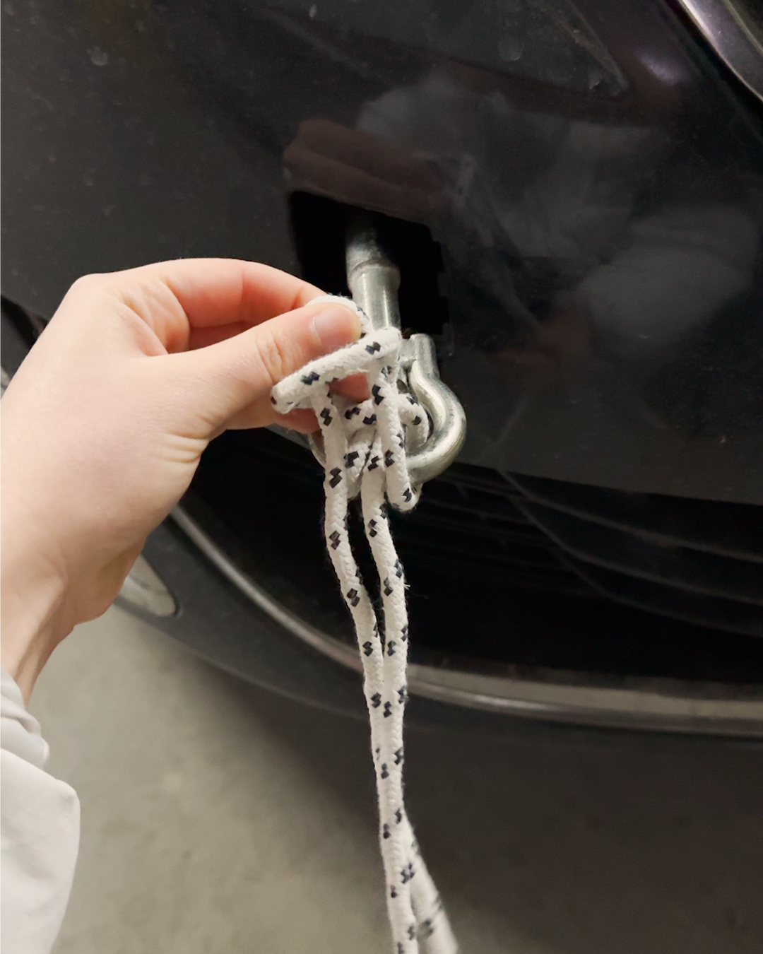 Easy rope trick to secure a loose car bumper 🚘🛠️