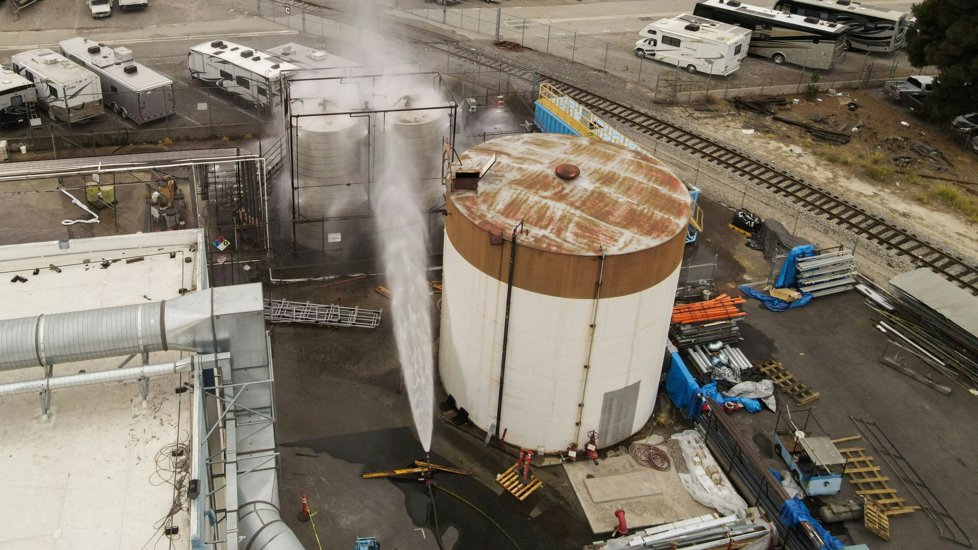 Chemie-Tank droht zu explodieren: 50.000 evakuiert