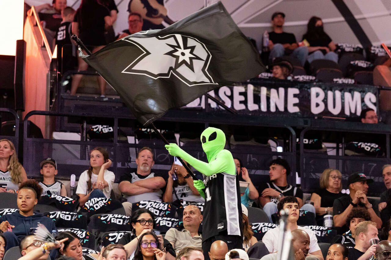 Nuns, 'Spurs in 6' chants fuel electric Game 4 atmosphere at Frost Bank ...