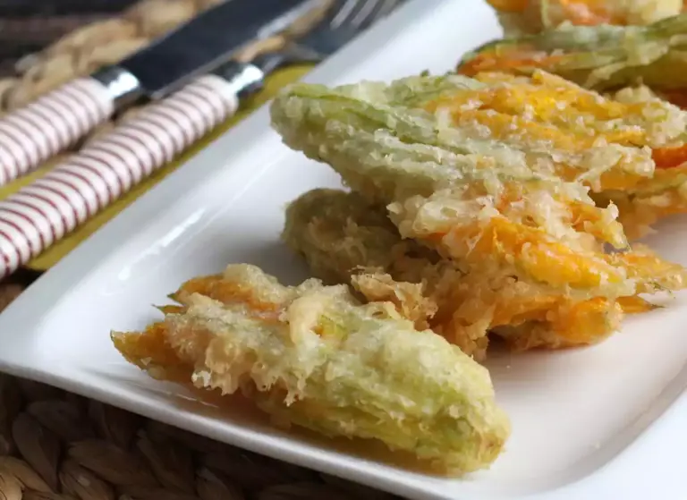 Gebakken courgettebloemen, het recept voor beslag met bruisend water
