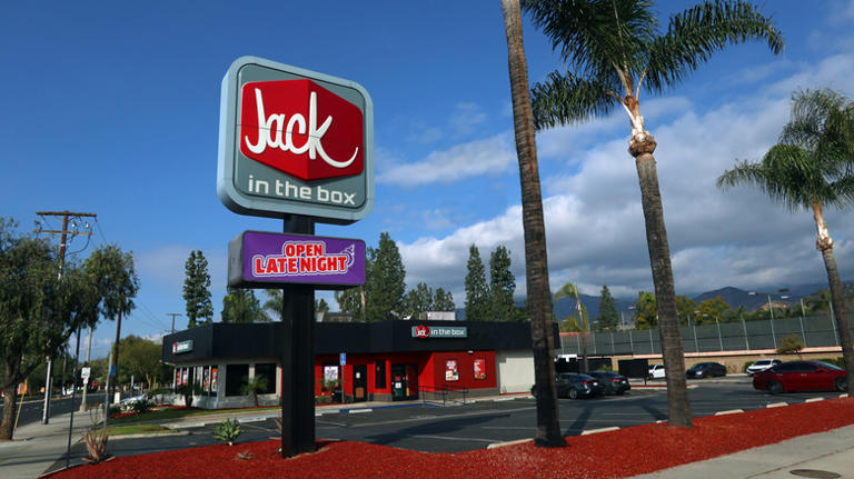 8 beloved restaurant chains that are closing locations in 2026