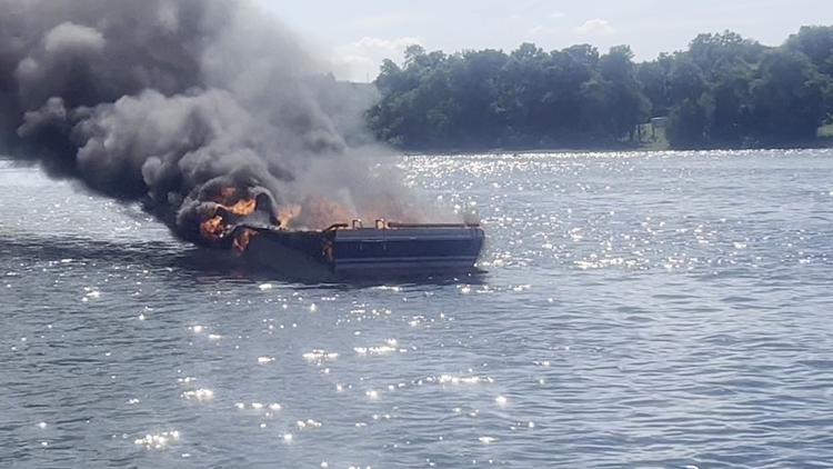 Multiple crews respond to boat fire on Beaver Lake