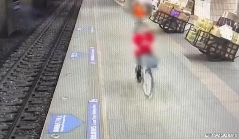 婦人騎單車闖萬華火車站月台 警調監視器追人…最高罰7500元