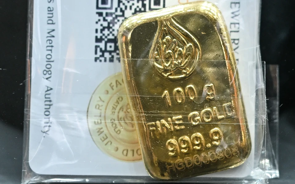 Atomic surface shift explains gold’s resistance to rust