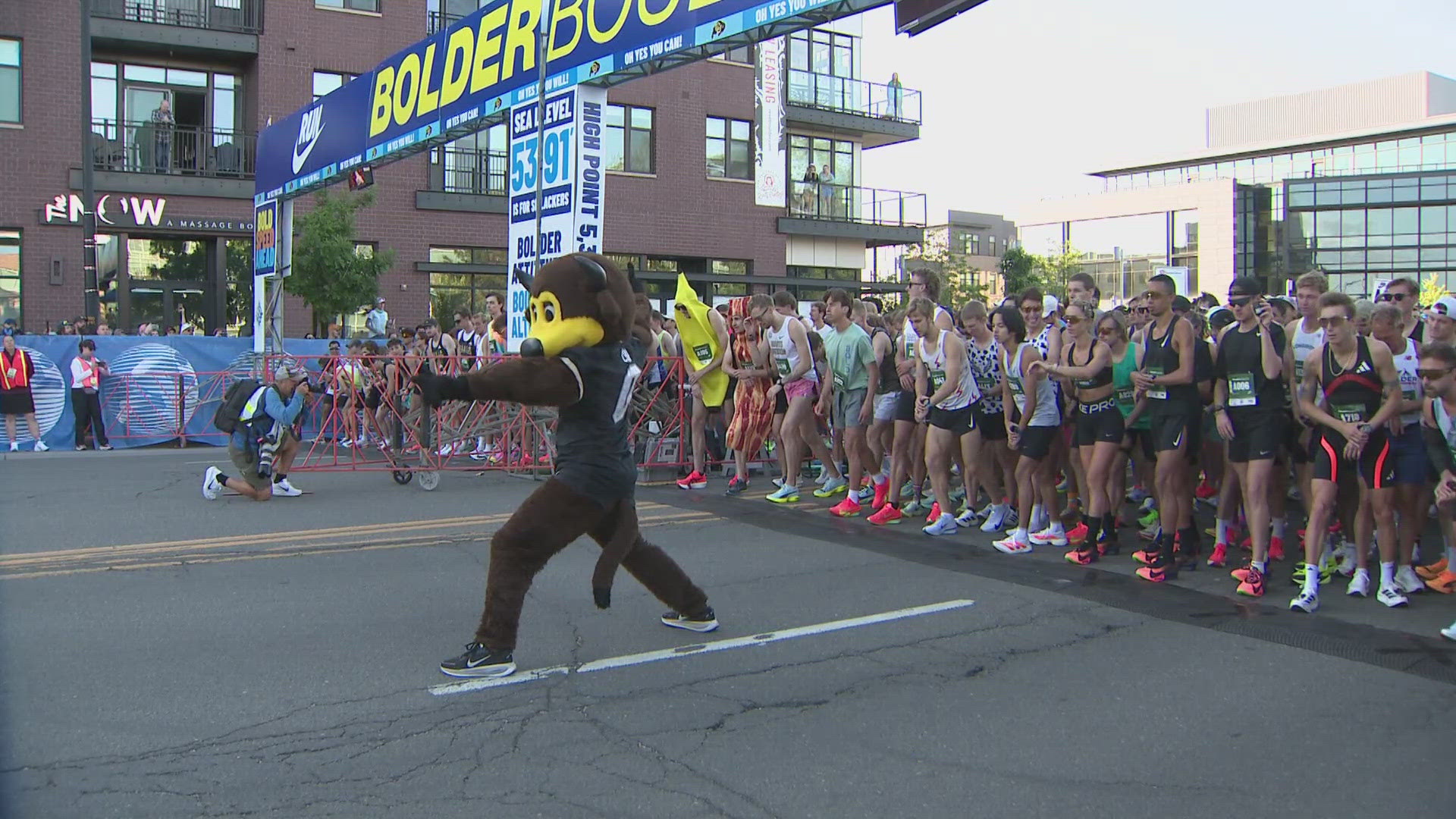 Thousands of racers gathered for BOLDERBoulder