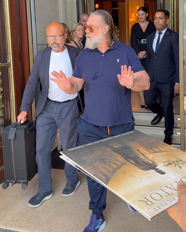 Angry Russell Crowe scolds fans waiting for his autograph outside Paris ...
