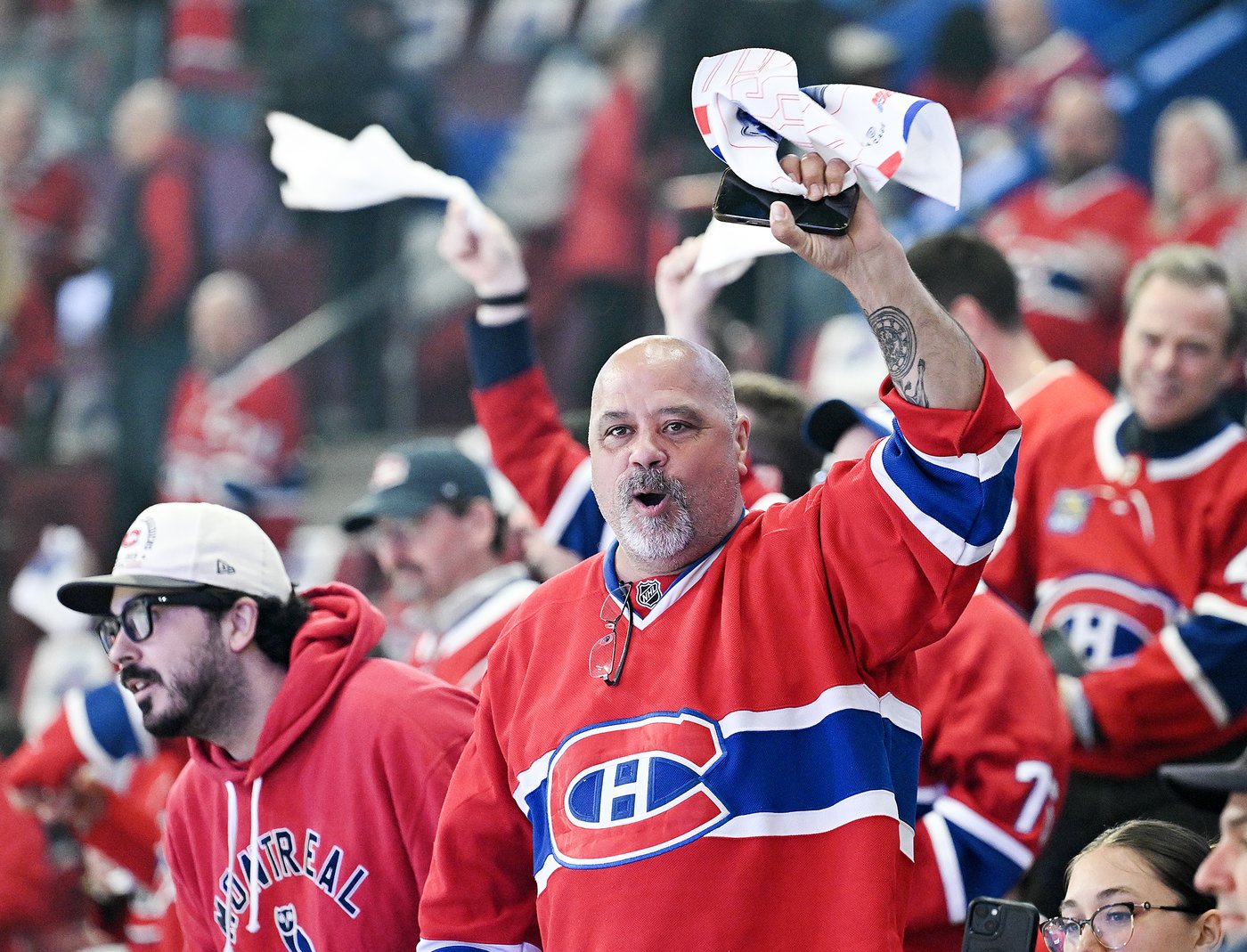 Montreal fans briefly carry US anthem after mic fails before Canadiens ...