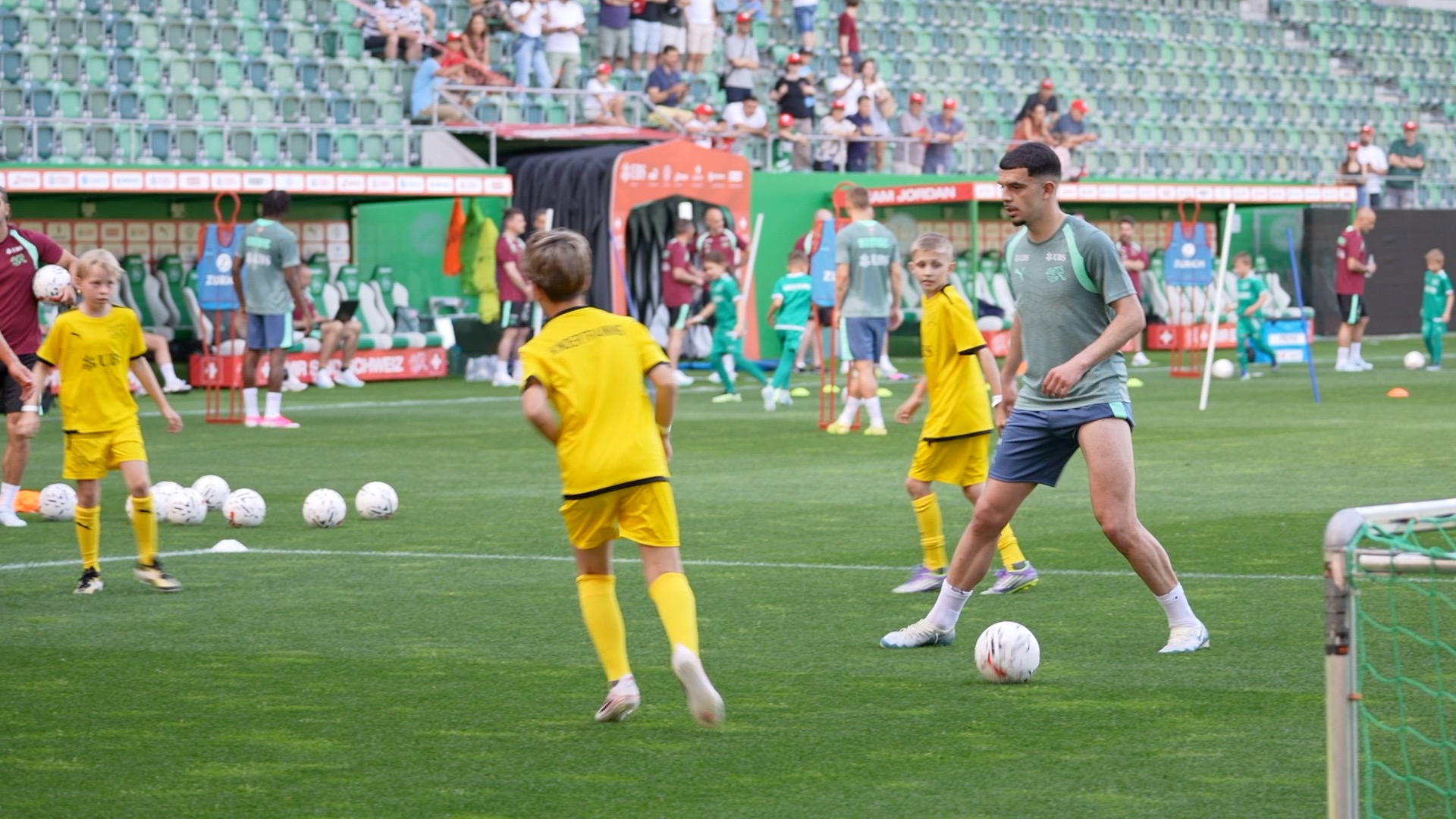 Les stars de la Nati s'entraînent avec des enfants à Saint-Gall