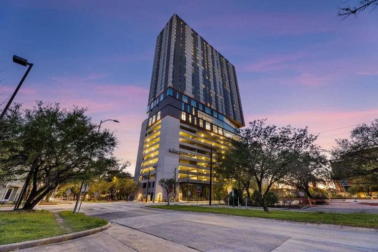 New Museum District high-rise lures tenants with events and on-site bar