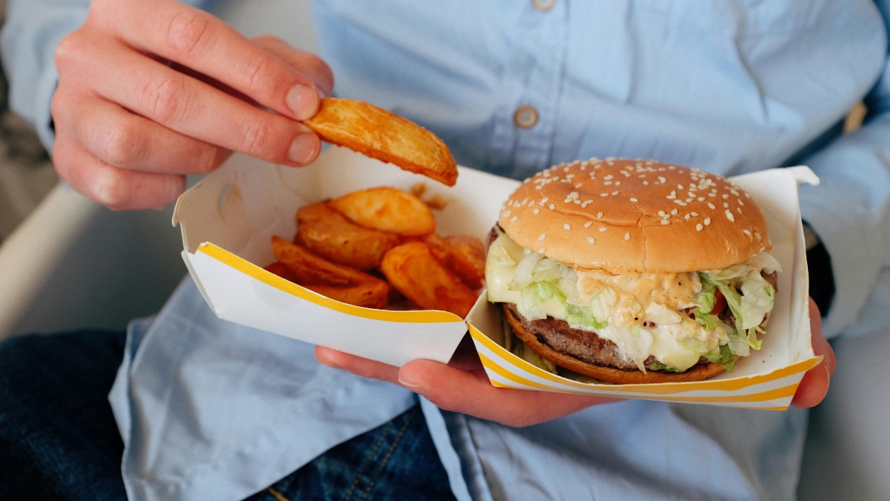 Eating junk food early in life may rewire the brain for good — a new ...