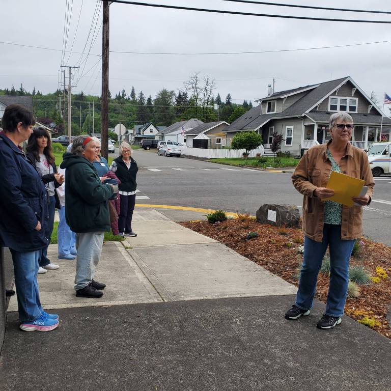 Friends of the Elma Library dedicates Alice Knight memorial garden