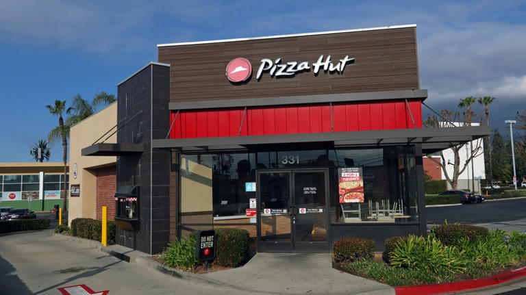 8 beloved restaurant chains that are closing locations in 2026
