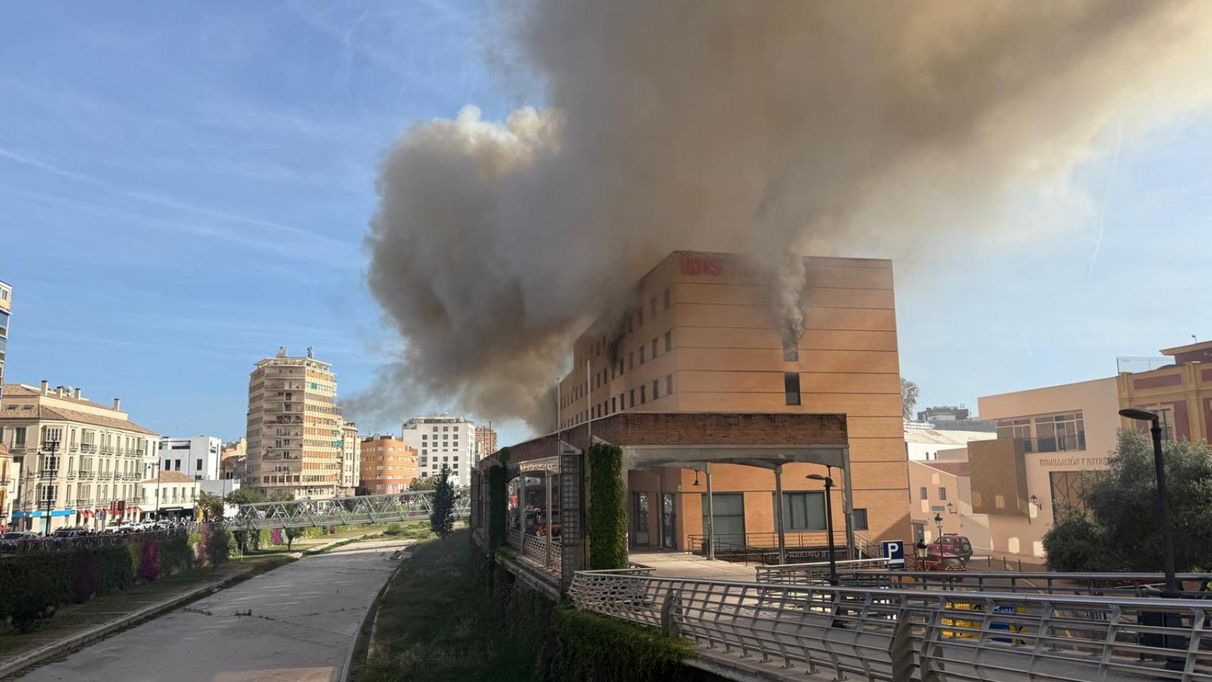 El hotel IBIS de Málaga vuelve a arder: las llamas del incendio de esta ...