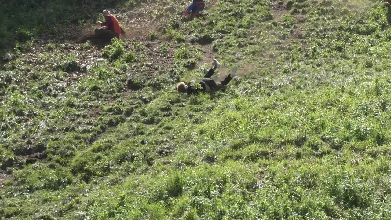Cheese rolling 2026: US man tumbles downhill to win fourth race of ...