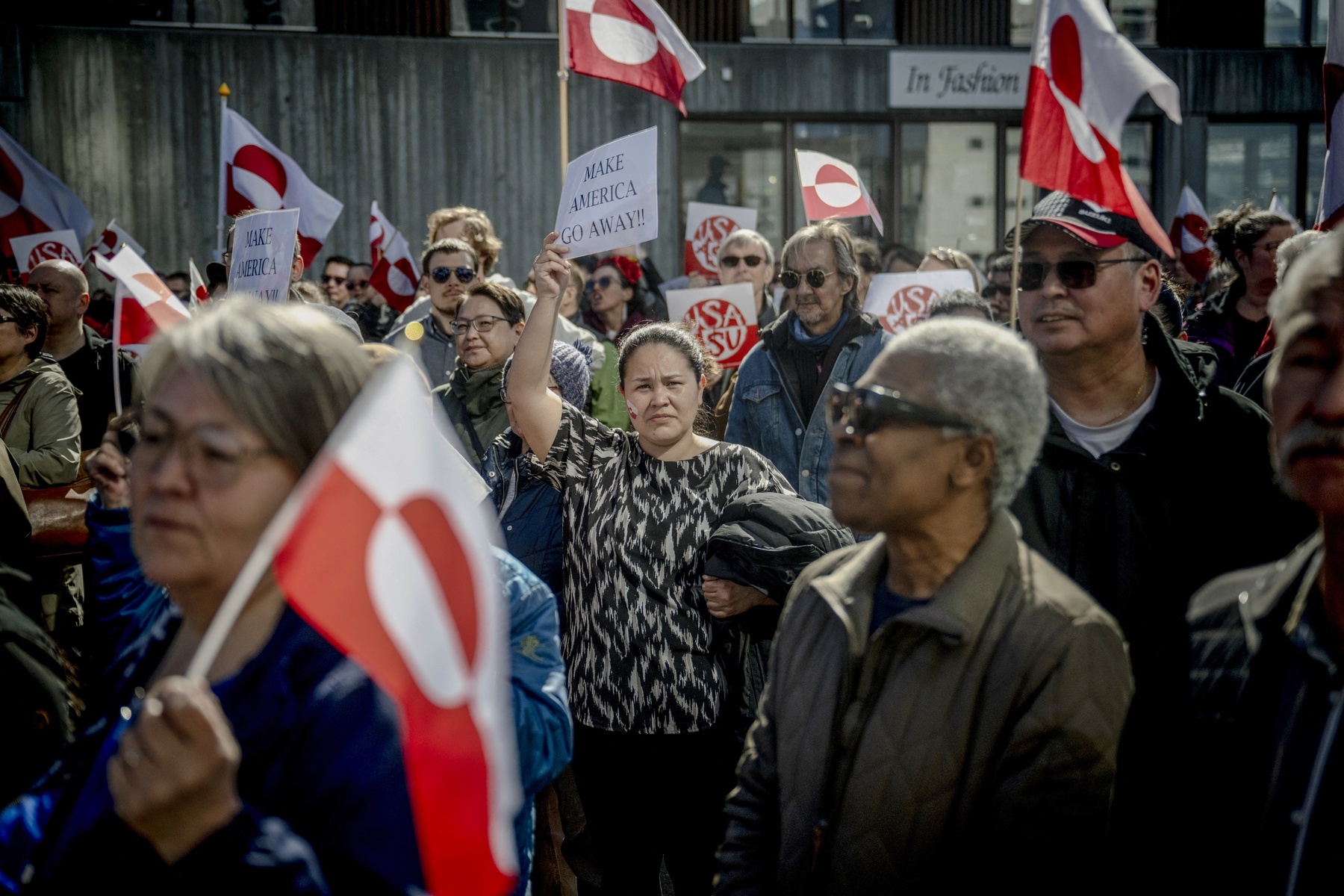 Greenland: Residents say no to Trump outside the new US consulate
