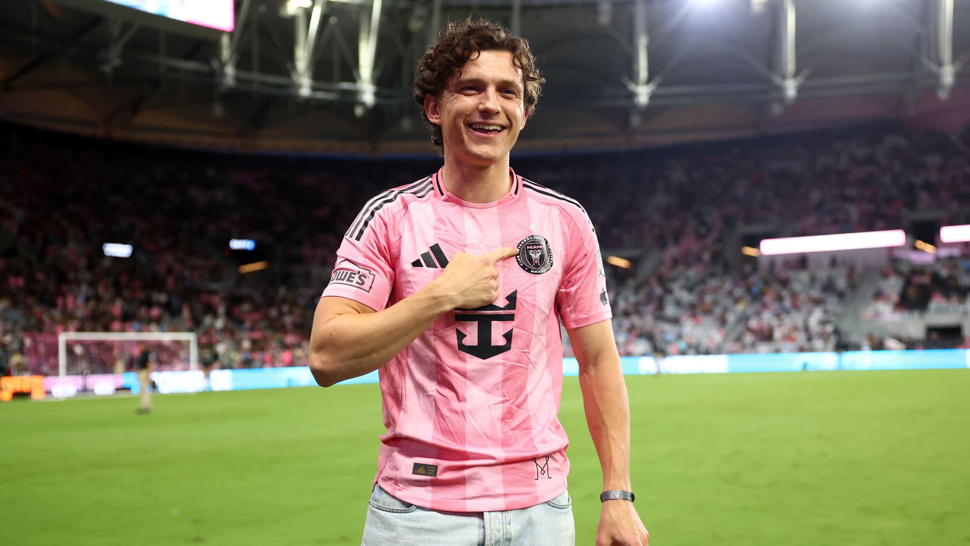 Tom Holland, vestido con jersey rosado, causa sensación apoyando al ...