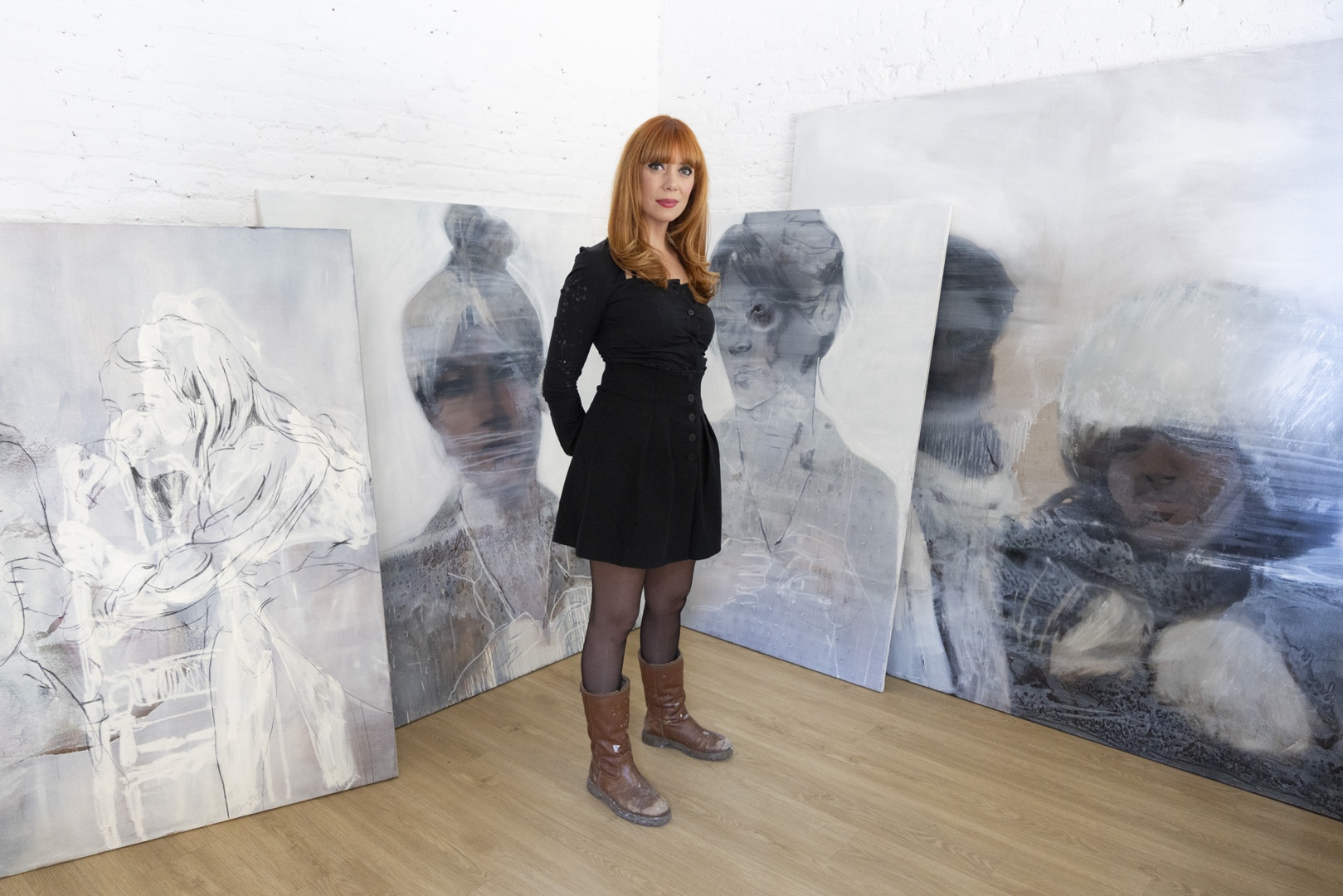 La artista Paula Bonet denuncia daños y el robo de una pieza en su galería
