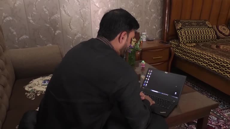 Pakistan Shi'ites deported from UAE return with frozen savings