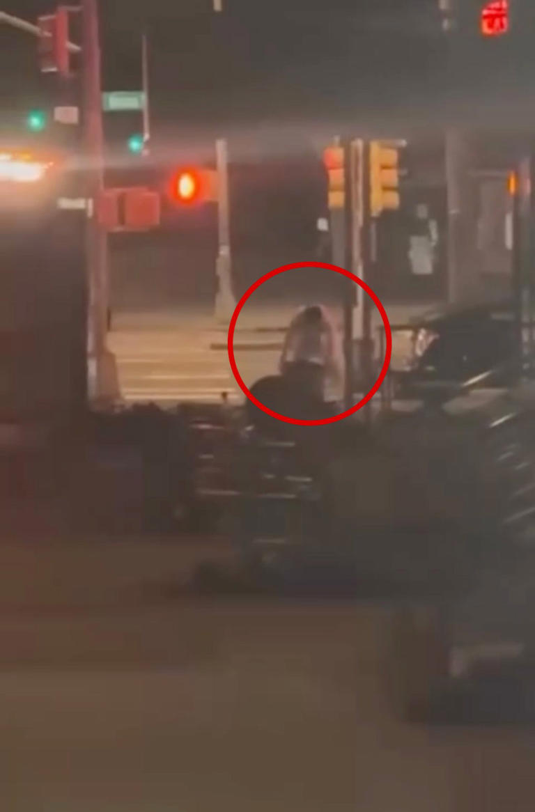 Maniac in Muslim garb trashes NYC kosher bagel shop in wild caught-on ...