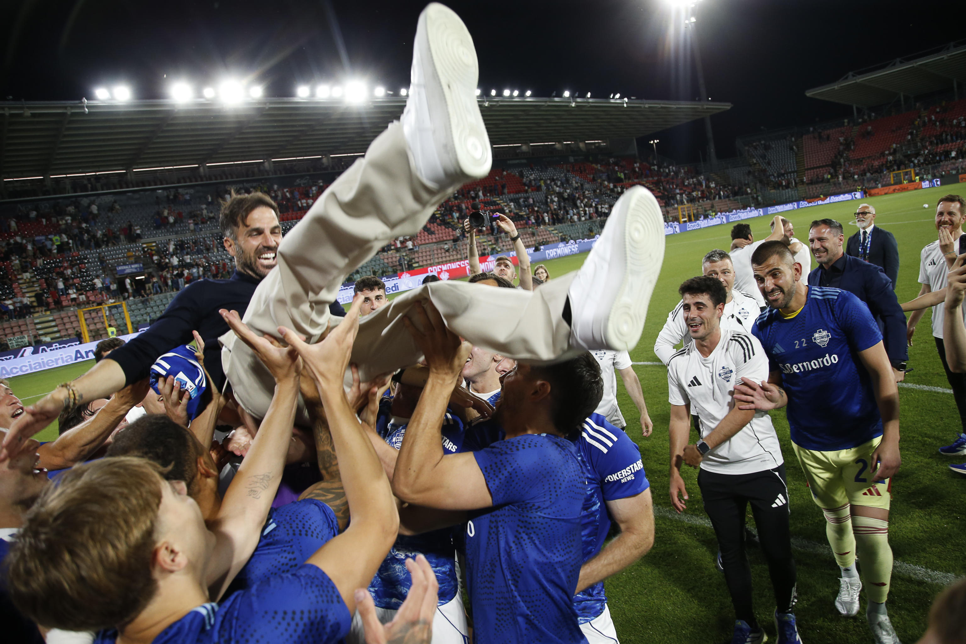 Il Como festeggia la Champions, pullman scoperti in giro per la città