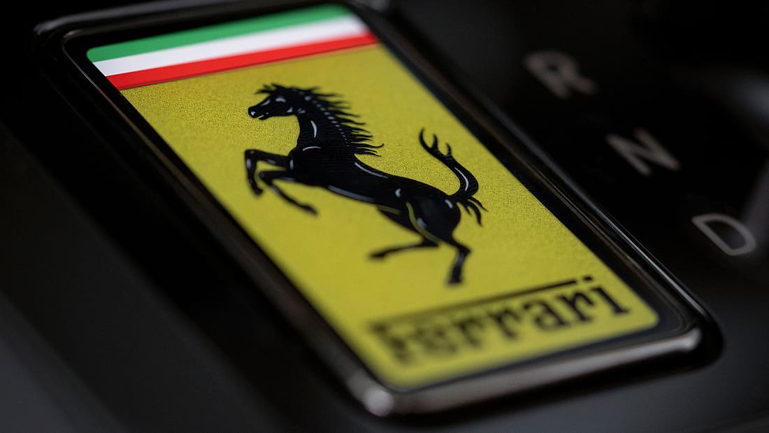 Verbrenner-Nostalgie vs. Elektro-Hype: Wie der Luce die Marke Ferrari ...