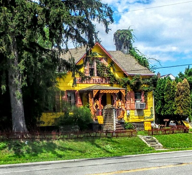 The 200-year-old yellow farmhouse in New Jersey where Amish barnwood ...