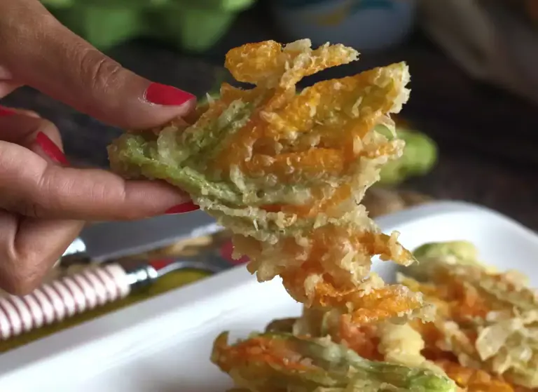 Gebakken courgettebloemen, het recept voor beslag met bruisend water