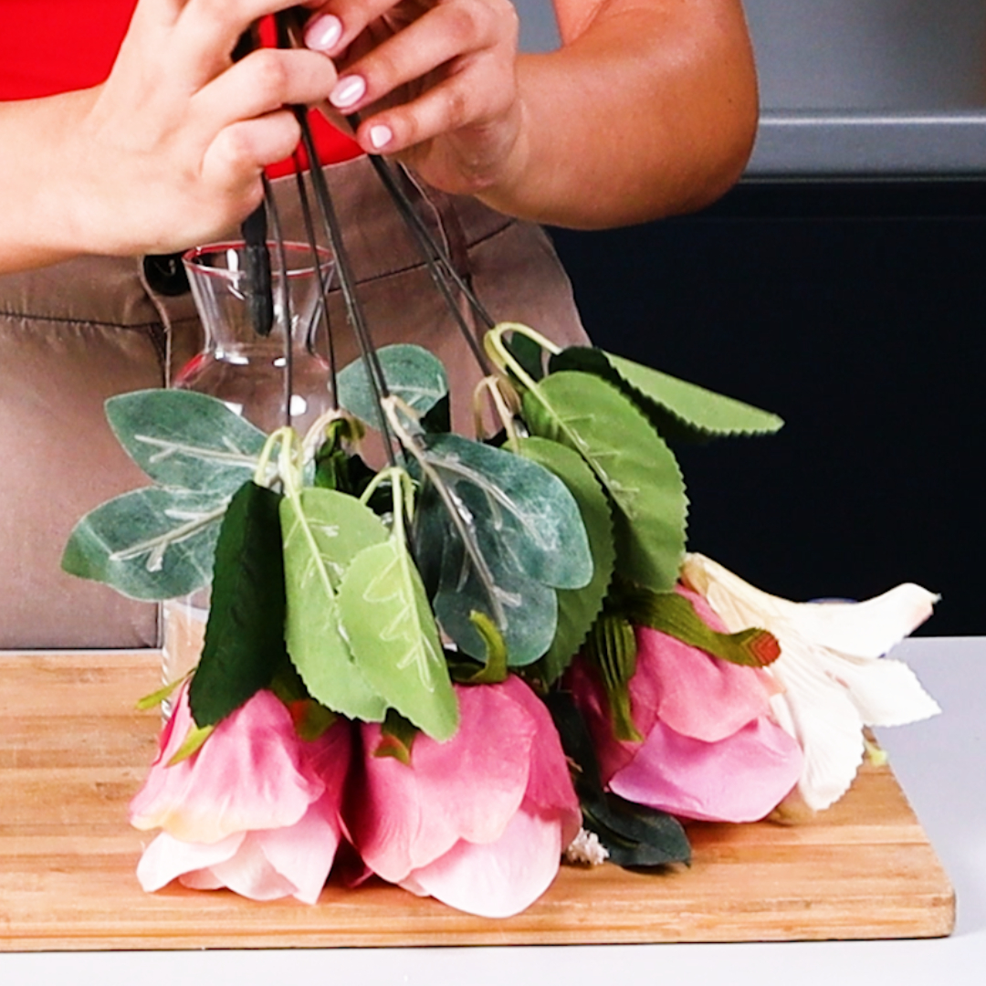 How to arrange artificial flowers in a vase! 🌺