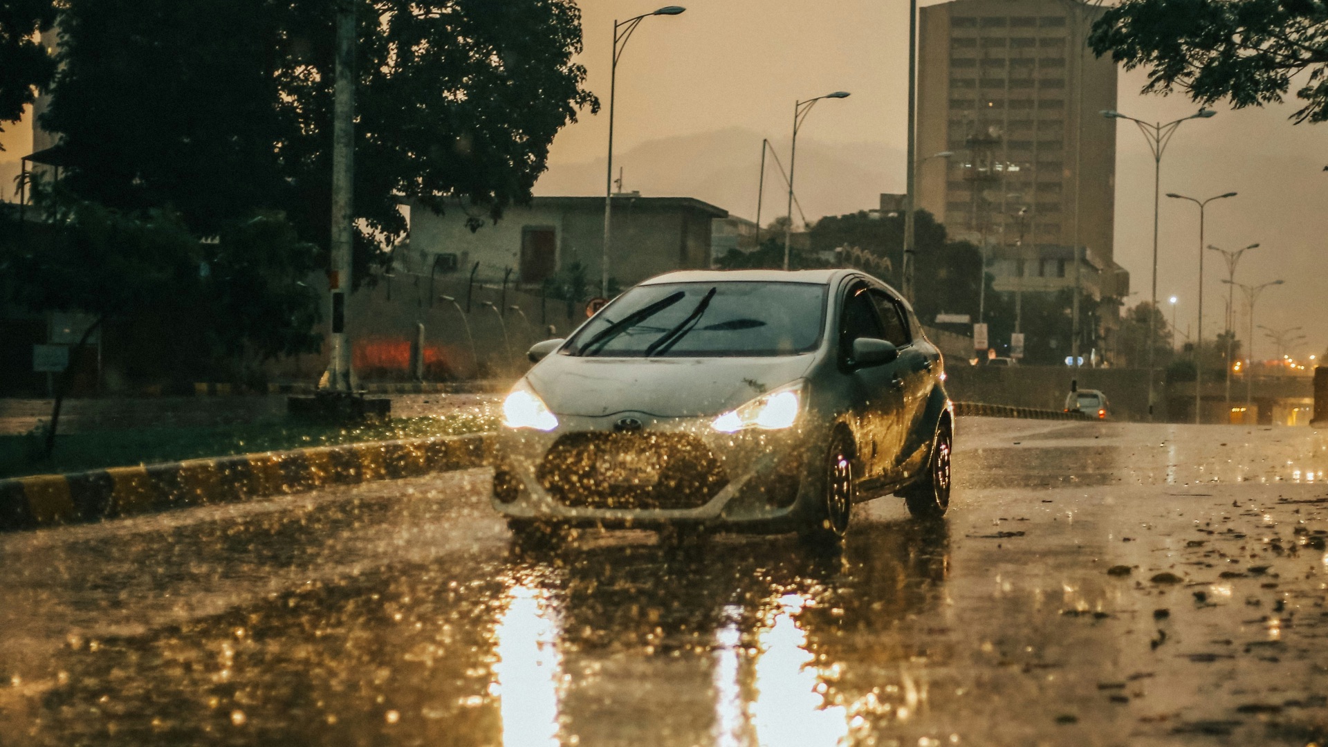 10 benefits of driving in the rain & 10 dangerous hazards to watch out for