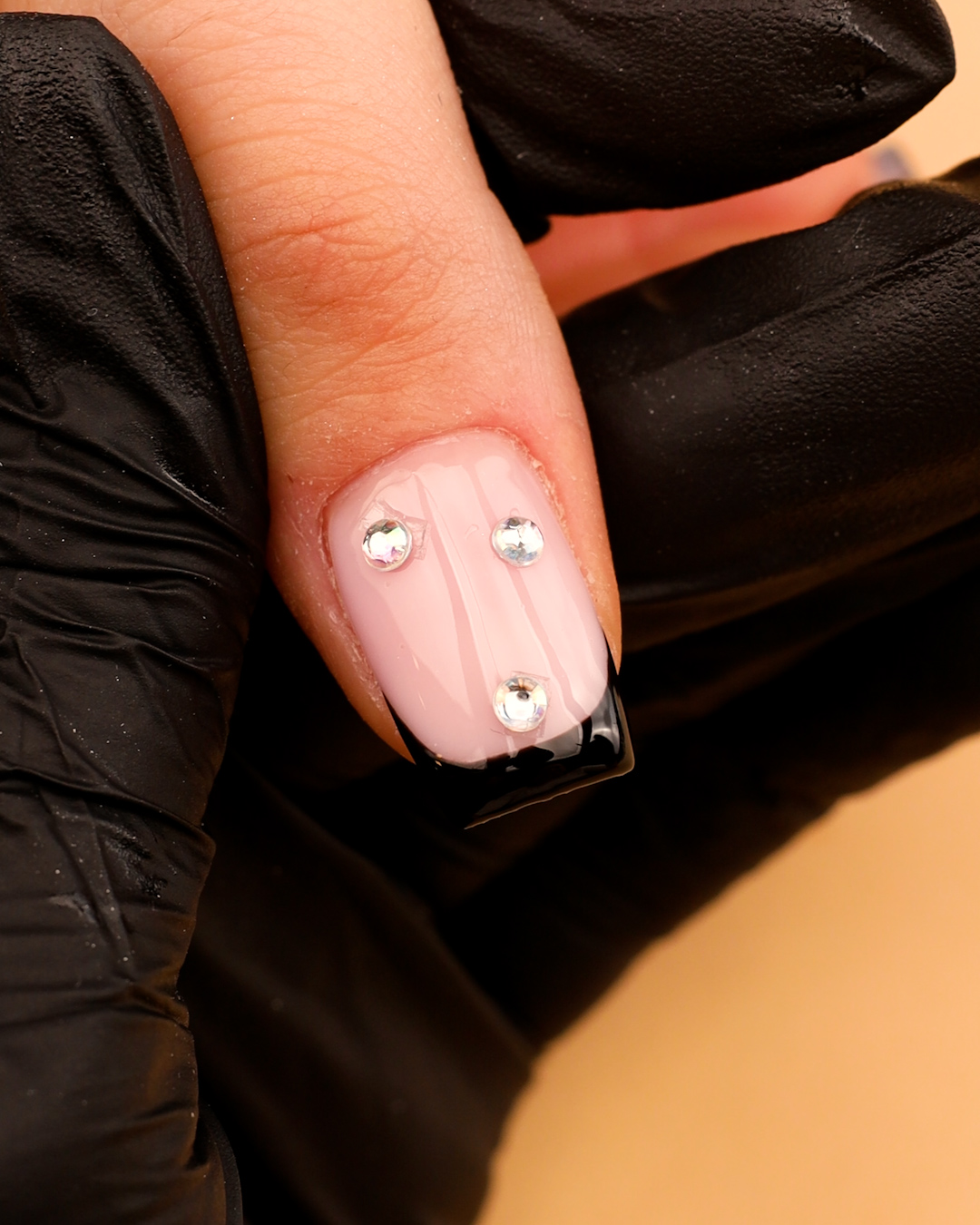 Glam French tips that steal the spotlight💅