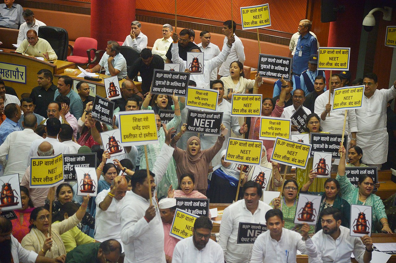 'Cockroach' protest at MCD House meeting causes chaos