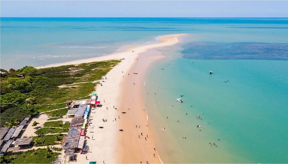 Conheça a praia escondida na Bahia onde é possível andar sobre o mar