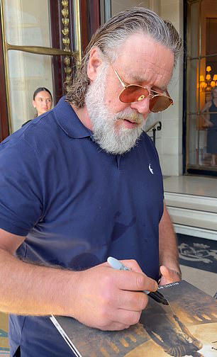 Angry Russell Crowe scolds fans waiting for his autograph outside Paris ...