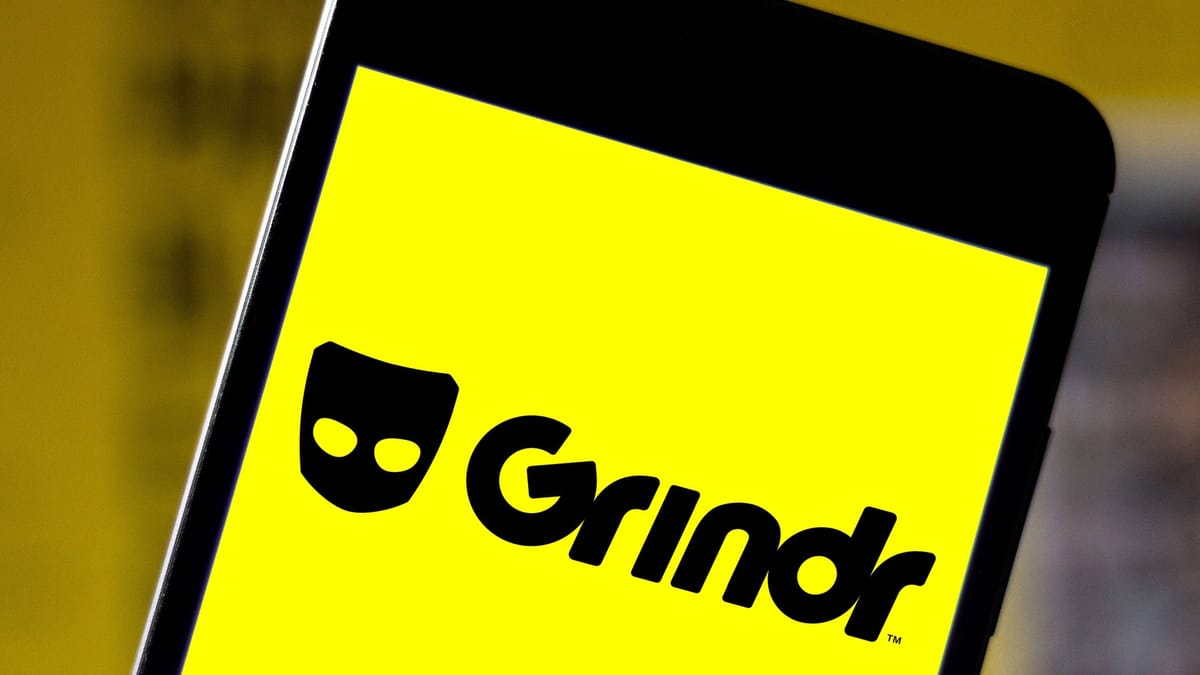 Queerer Musiker bei Grindr-Date in eigener Wohnung überfallen